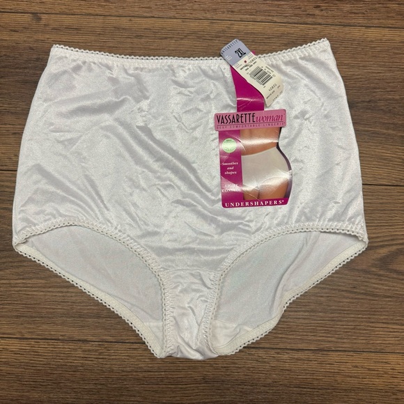 vassarette | Intimates & Sleepwear | Nwt White Vassarette Undershaper ...